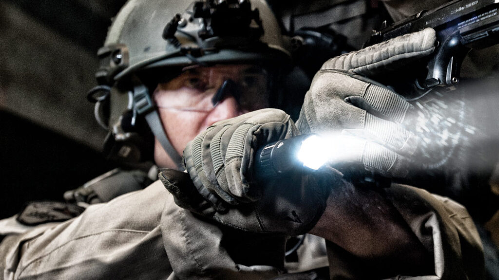 Pelican 7600 Rechargeable 900 Lumen White/Red/Green LED Tactical Torch ...
